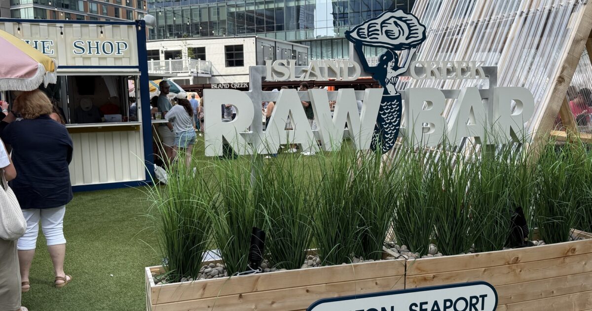 Zebra Visuals | Island Creek Oysters Raw Bar in Boston's Seaport…